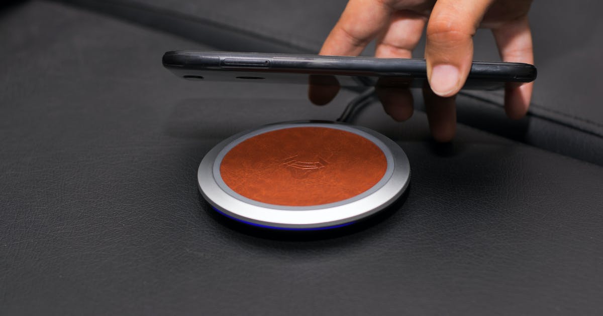 Apa Itu Wireless Charging? Ini Kelebihan & Cara Kerjanya