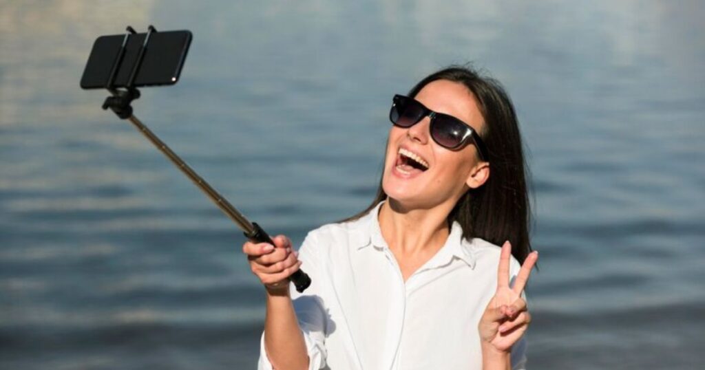 7 Cara Foto Selfie yang Bagus untuk Hasil Maksimal