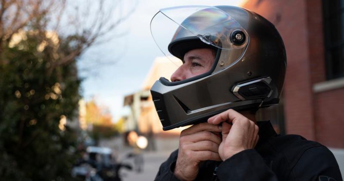 7 Manfaat Interkom Helm yang Wajib Diketahui Pengendara Motor